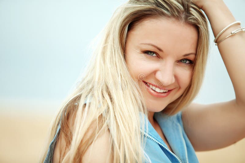 Vrouw Die Uitrust Op Het Strand Stock Afbeelding - Image of kaukasisch ...