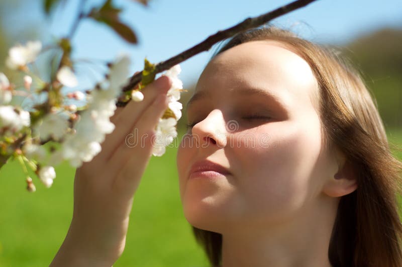 Vrouw die een bloem ruiken stock foto. Image of tuin - 37568984