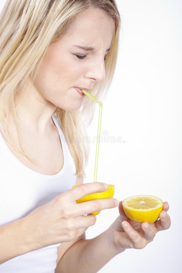 Vrouw Die Een Citroen Met Stro Drinken Stock Afbeelding - Image of ...