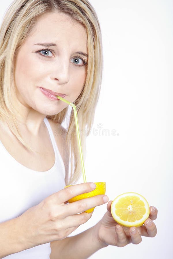 Vrouw Die Een Citroen Met Stro Drinken Stock Foto - Image of leuk ...