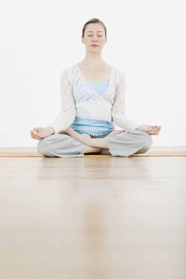 Vrouw Die in Lotus Position Mediteren Stock Foto - Image of inhoud ...