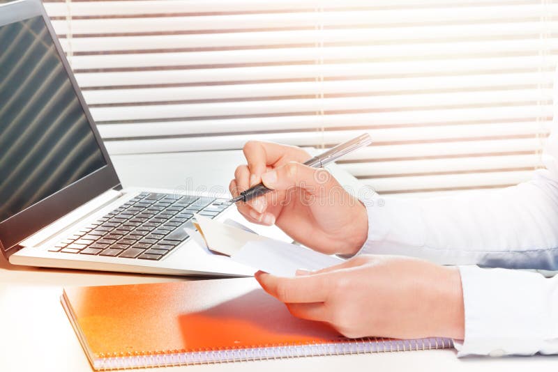 Vrouw Die Met Documenten Werken En Nota's Maken Stock Afbeelding ...