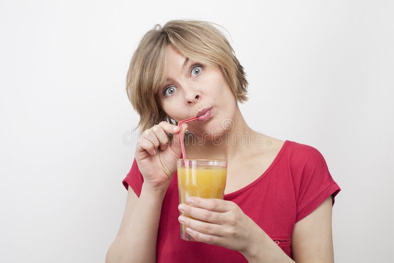 Vrouw Die Met Grote Ogen Sap Met Stro Drinken Stock Afbeelding - Image ...