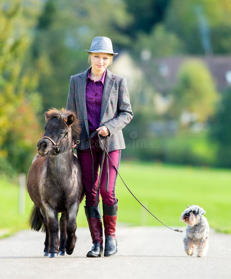Vrouw Die Met Poney En Hond Lopen Stock Afbeelding - Image of schepsel ...
