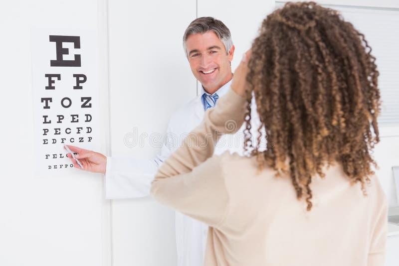 Vrouw Die Een Oogtest Doet Bij Een Optometrist Stock Afbeelding - Image ...