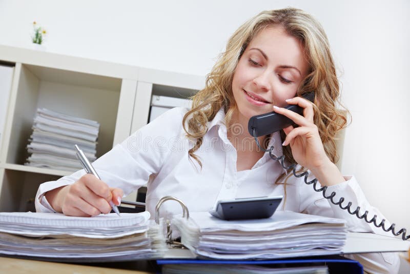 Vrouw Die Telefoongesprek in Bureau Maakt Stock Afbeelding - Image of ...
