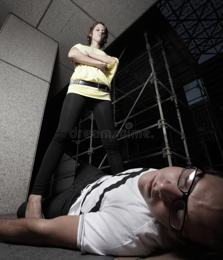 Vrouw Die Zich Over Een Verslagen Man Bevindt Stock Foto Image Of