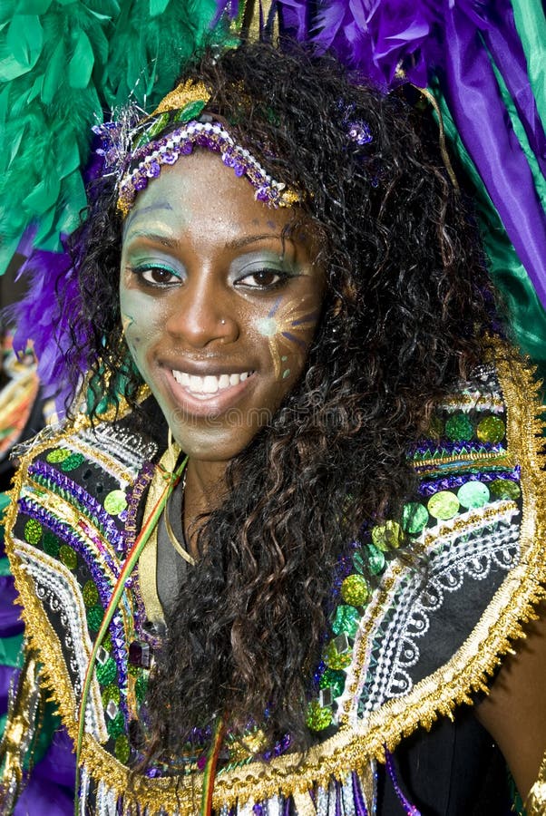 Vrouw in Een Kleurrijk Kostuum in Carnaval Redactionele Foto - Image of ...