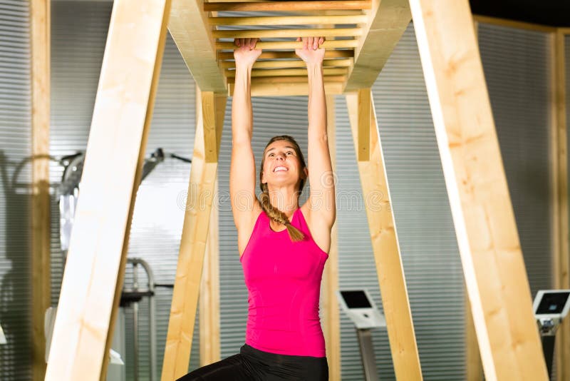 Vrouw Het Hangen Bij Hoog of Rekstok Stock Foto - Image of horizontaal ...