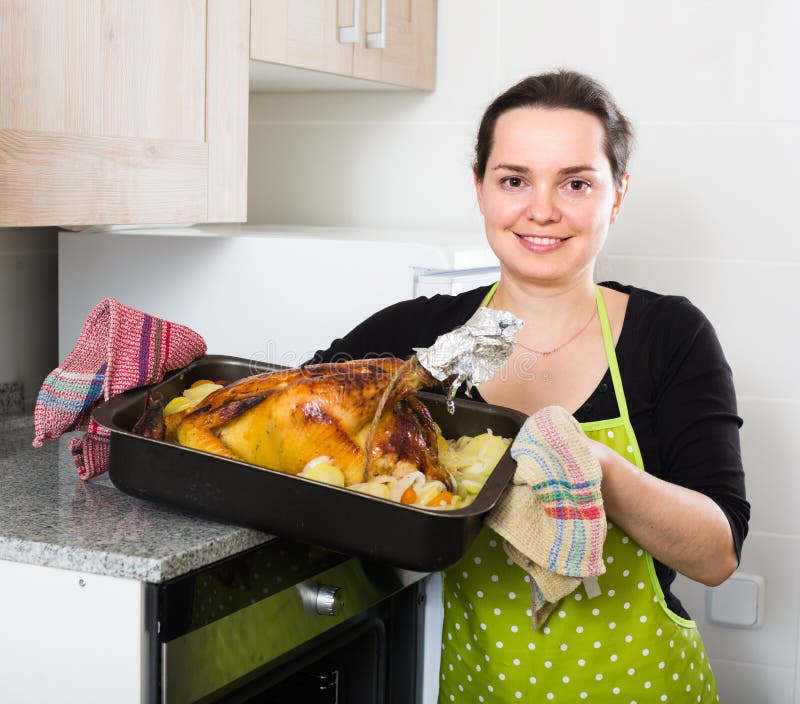 Vrouw Het Koken Kapoen in Bakseldienblad Stock Afbeelding - Image of ...