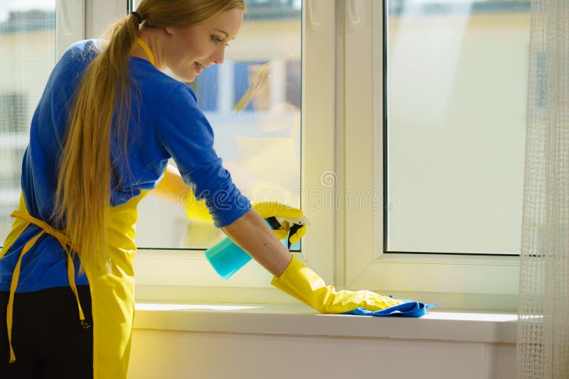 Het Schoonmaken Vensterbank Met Gele Doek Stock Afbeelding - Image of ...