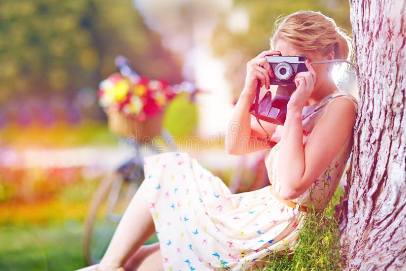 Vrouw Met Camera Het Ontspannen Na Fietsrit Stock Afbeelding - Image of ...