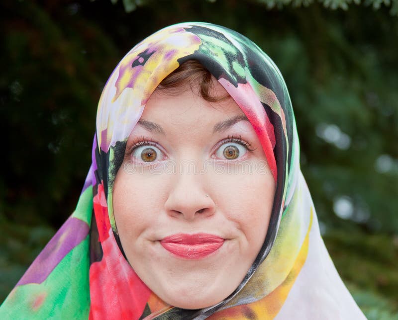 Vrouw Met Een Hoofddoek Op Haar Hoofd Stock Afbeelding - Image of vrouw ...