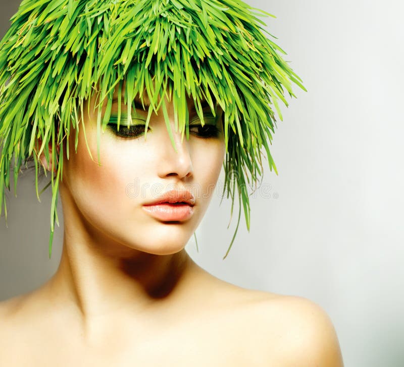 Vrouw Met Het Groene Haar Van Het Gras Stock Afbeelding - Image of ...