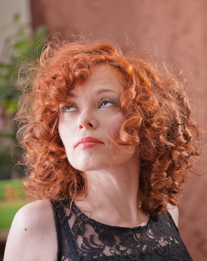 Vrouw Met Krullend Rood Haar Stock Afbeelding - Image of vrij ...