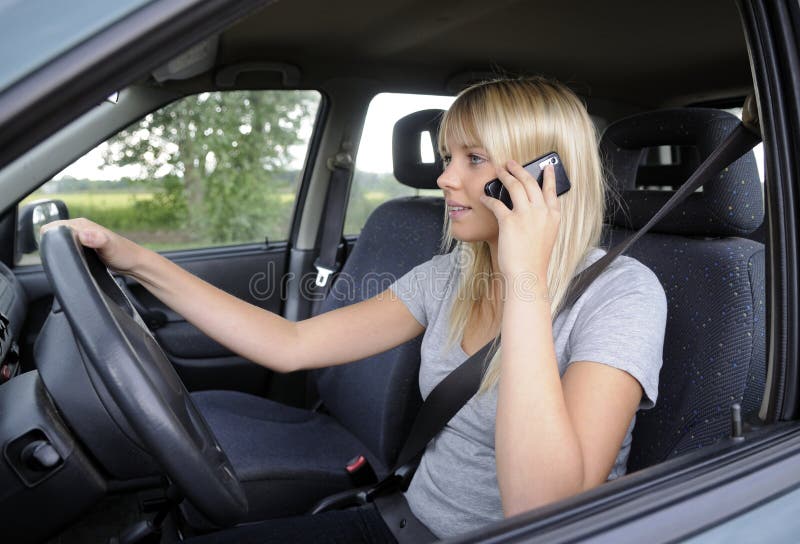 Vrouw Met Mobiele Telefoon in De Auto Stock Afbeelding - Image of ...