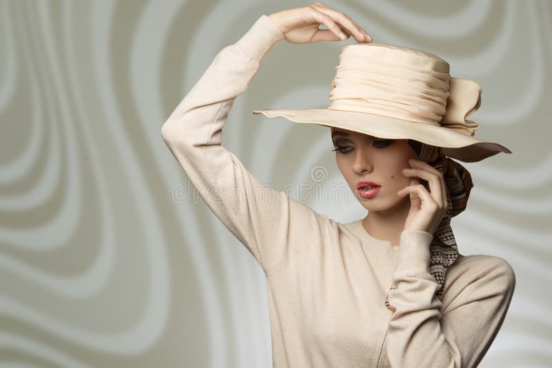 Vrouw met mooie hoed stock afbeelding. Image of hoed - 42092733