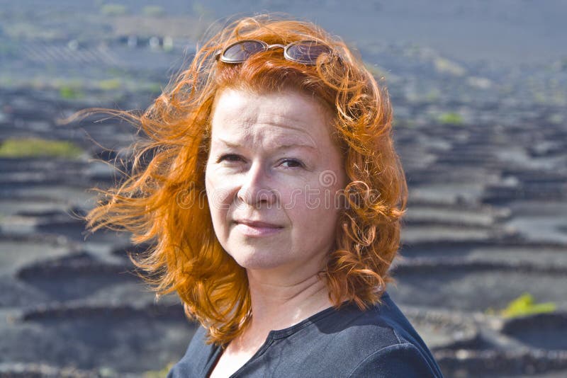 Vrouw met rood haar stock afbeelding. Image of mening - 37362847