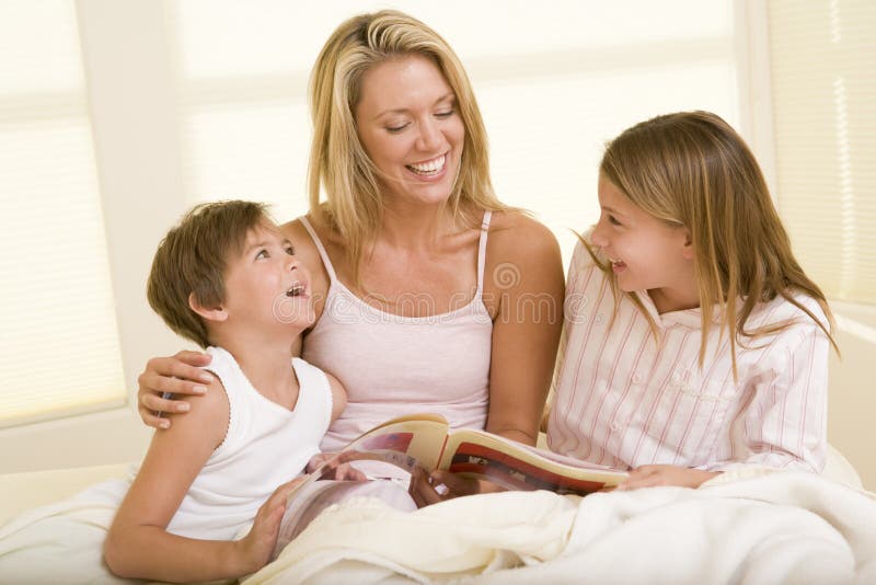 Vrouw Met Twee Jonge Kinderen Die in Bed Zitten Stock Foto - Image of ...
