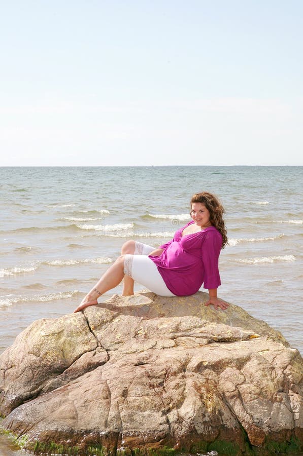 Vrouw op een rots stock foto. Image of bruin, deken, meer - 5741730