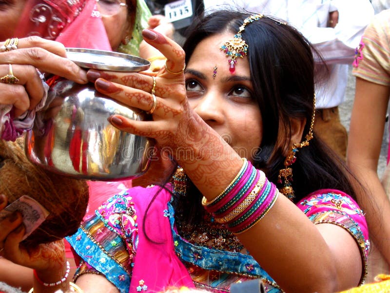 Vrouw in Rituelen stock foto. Image of etnisch, armbanden - 2131304