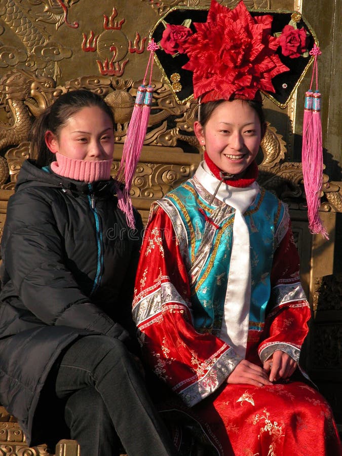 Vrouw in Traditionele Chinese Kleding Redactionele Stock Afbeelding ...