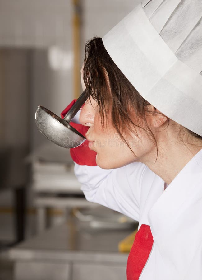Vrouwelijke chef-kok stock foto. Image of kledij, kleding - 25994578