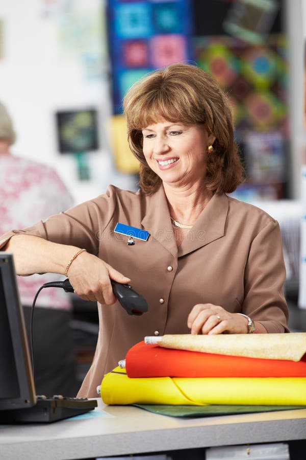 Vrouwelijke Kassier at Clothing Store Stock Afbeelding - Image of ...
