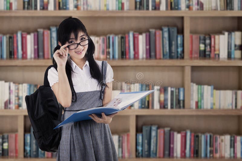 Vrouwelijke Middelbare Schoolstudent Bij Bibliotheek Stock Foto - Image ... Vrouwelijke Middelbare Schoolstudent Bij Bibliotheek Stock Foto - Image ...