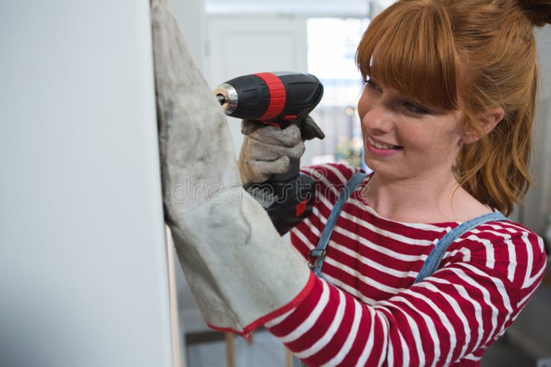 Vrouwelijke Timmerman Die Boormachine Met Behulp Van Stock Foto - Image ...