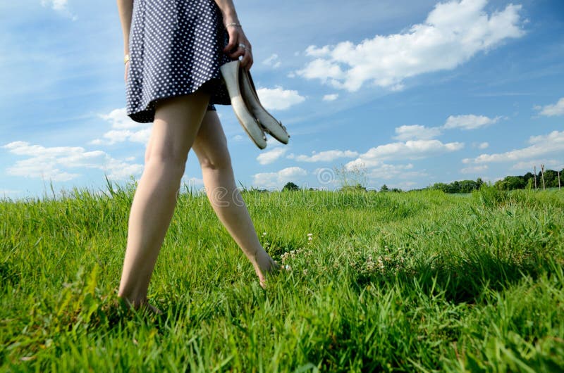 Vrouwen Bearfoot Gang in Gras Stock Foto - Image of gebieden, voeten ...