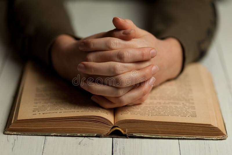 Handen Bidden Op Bijbel, Aanbidding Van God Jezus Christus Stock Foto ...