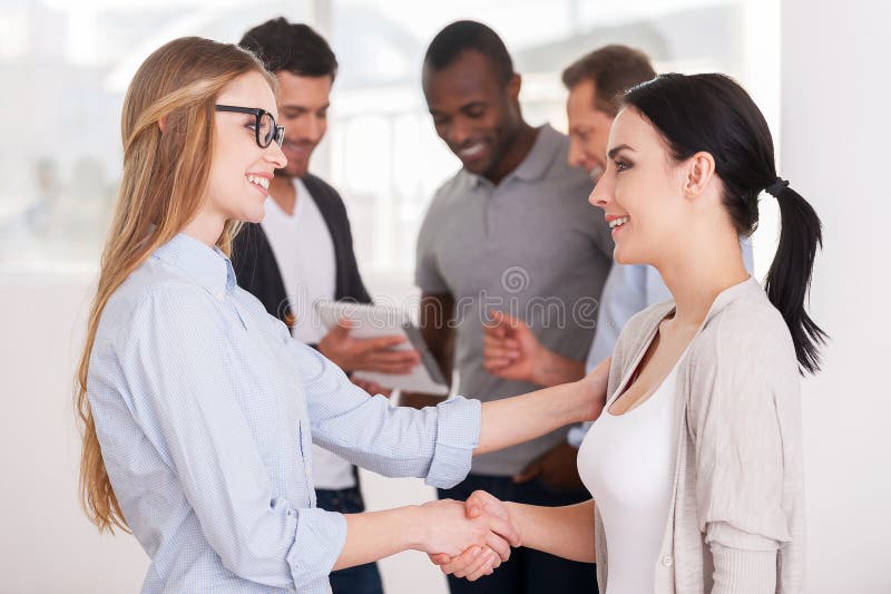 Vrouwen Die Handen Schudden. Stock Afbeelding - Afbeelding bestaande ...