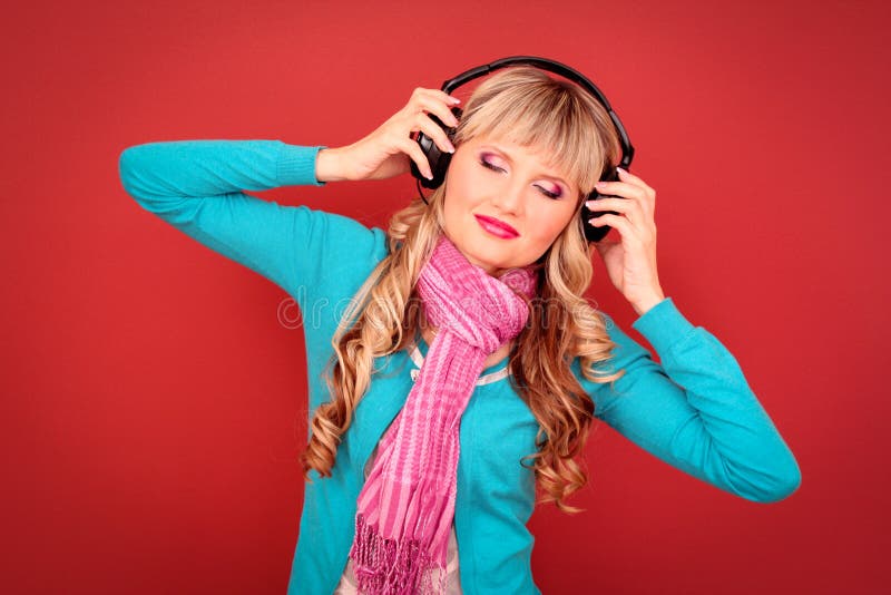 Vrouwen Het Luisteren Muziek Stock Foto - Image of hoofdtelefoon ...