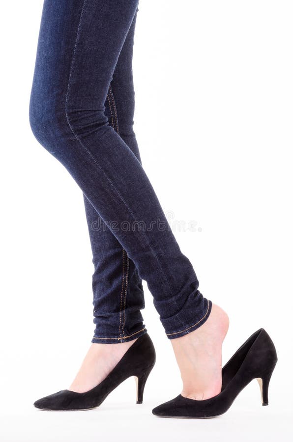 Vrouwelijke Benen in Jeans En Hoge Laarzen Stock Foto - Image of één ...