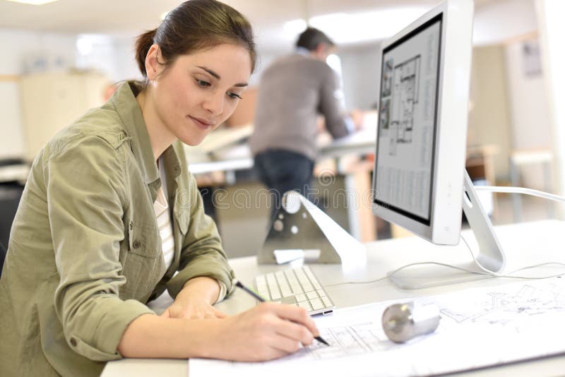 Vrouwenontwerper Die Aan Computer Werken Stock Foto - Image of europees ...