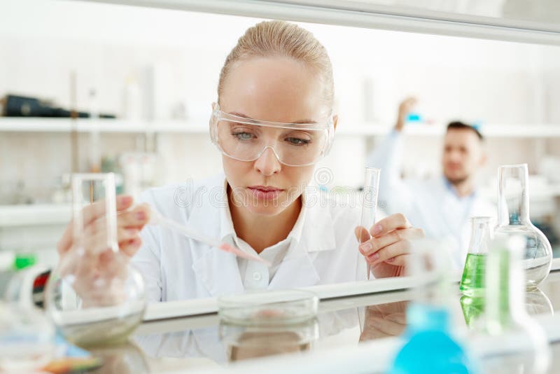 Mooie Vrouwelijke Wetenschapper in Laboratorium Stock Afbeelding ...