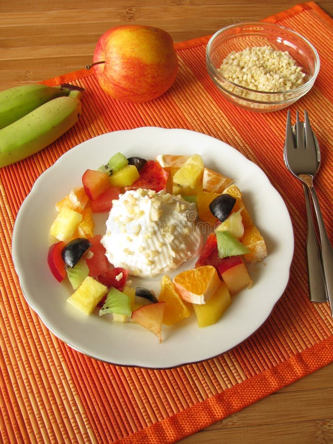 Vruchten met kwark stock foto. Image of zuivelfabriek - 18751114