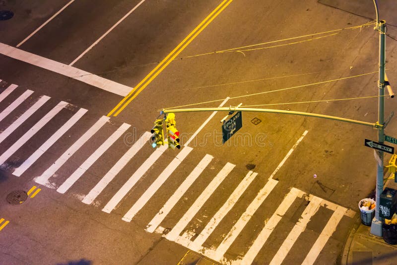 Intersection de rue image stock. Image du croix, ciel - 1200511