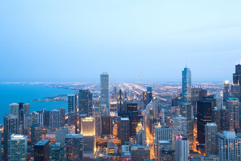 Le Panorama Du Centre De Nuit De Chicago Avec Tonne Photo stock - Image ...