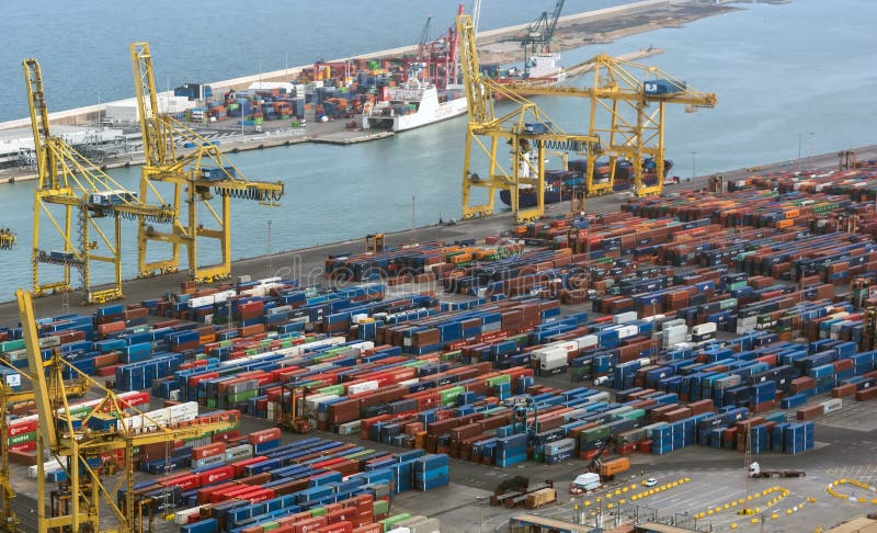 Le Port Industriel De Barcelone Image stock éditorial - Image du ville ...