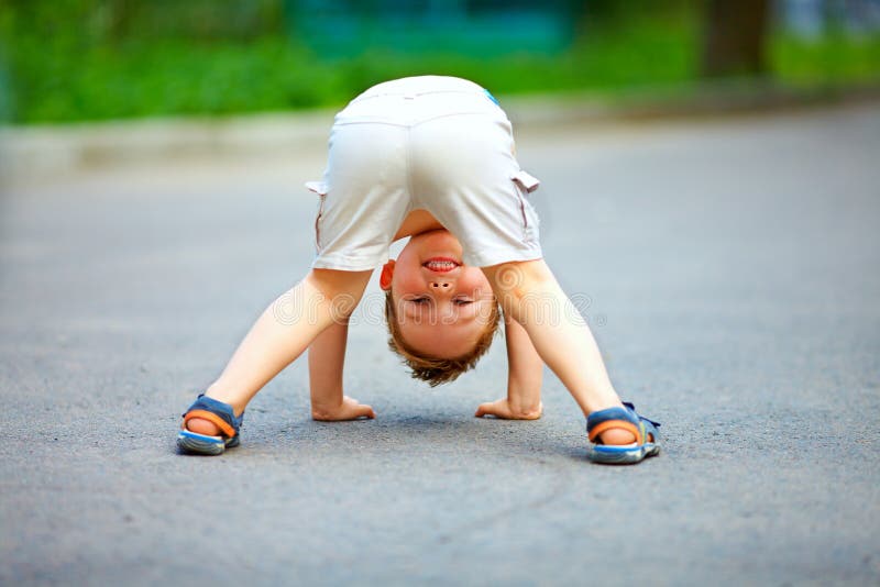 Vue Arrière De Petit Garçon Drôle Photo stock - Image du lifestyle ...