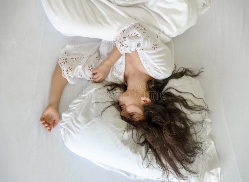 Vue Den Haut à Une Jeune Femme Séduisante Sexy Et Brune Qui Dort Aux