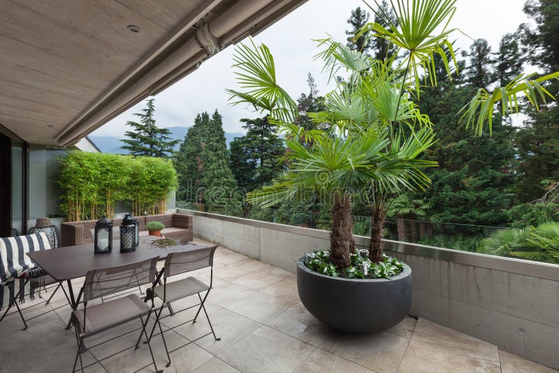 Vue d'un balcon moderne photo stock. Image du personne - 75338396