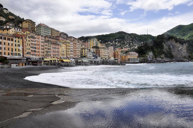 Vue De Camogli - Promenade Et Plage - Mer Ligurienne Photo stock ...