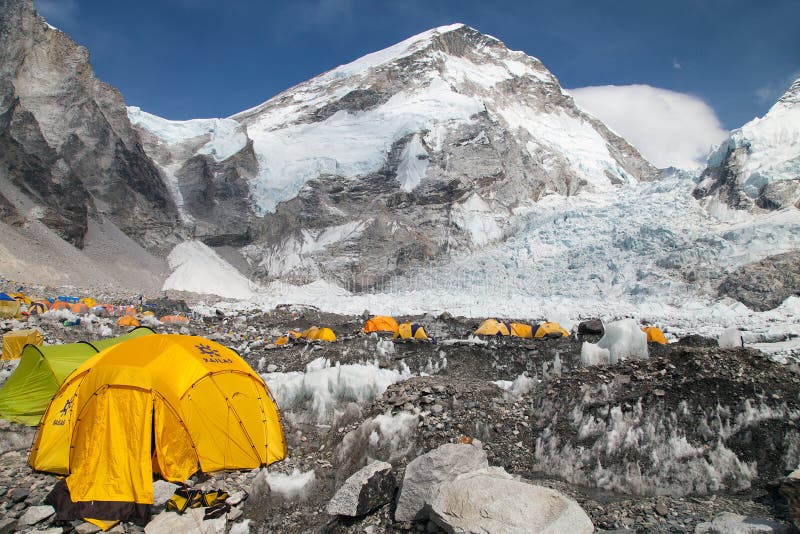 Le Camp De Base D'Everest, Le Glacier De Khumbu Et Les Touristes ...