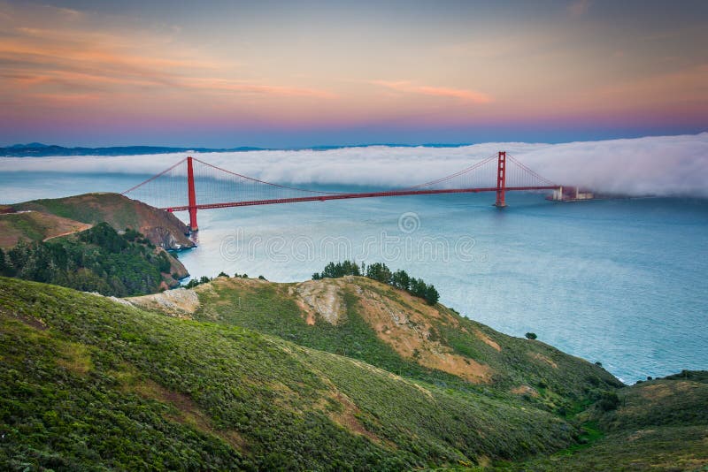Vue De Coucher Du Soleil De Golden Gate Bridge En Brouillard Image ...
