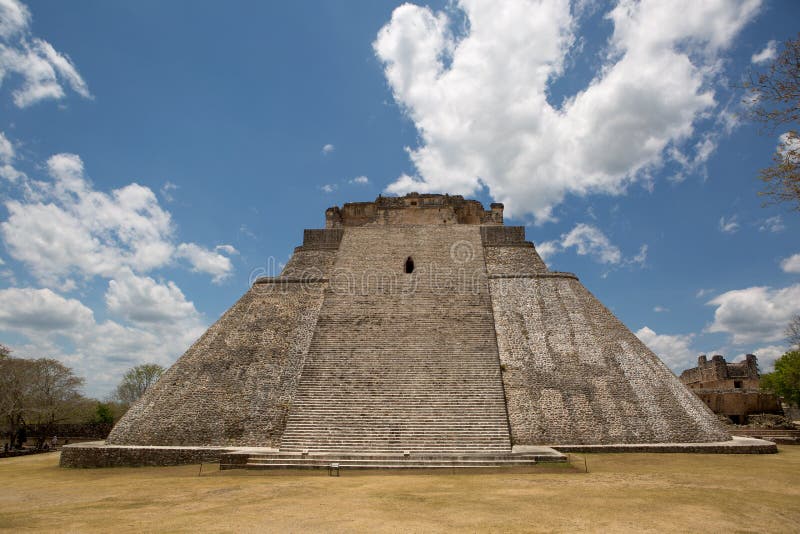 Pyramide Maya De Vue De Face Photo stock - Image du histoire, bleu: 5109738