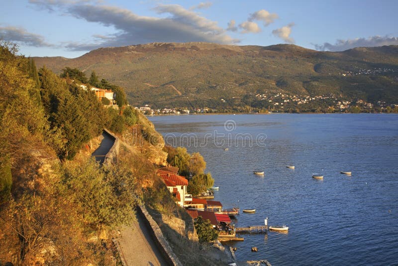 Vue de lac Ohrid macedonia photo stock. Image du macédonien - 64387108