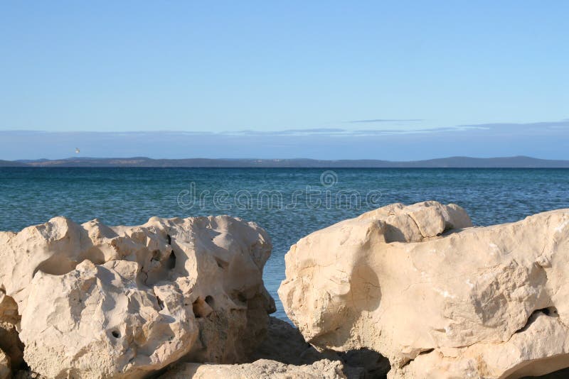 Vue de mer image stock. Image du blanc, cloudless, soleil - 11985293